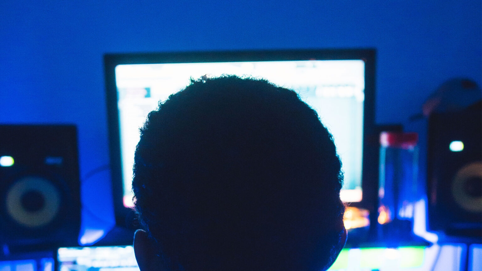 ¿Cómo conectar parlantes y audífonos en Windows 11?